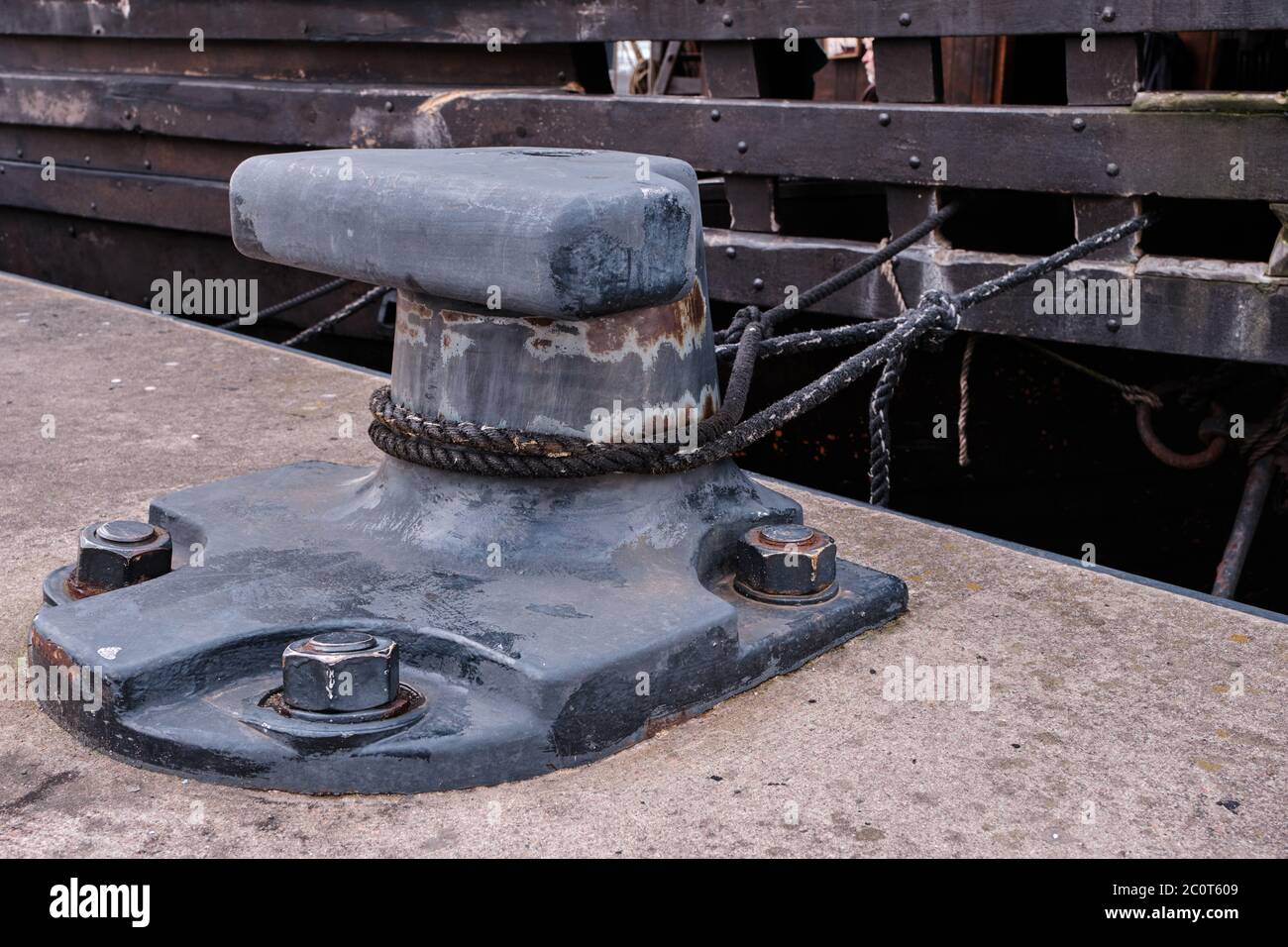 Mooring hawsers hi-res stock photography and images - Alamy