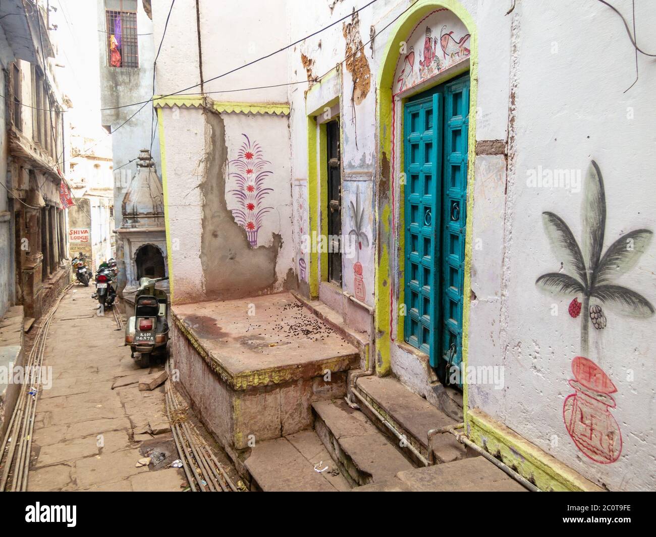 Varanasi alleyway hi-res stock photography and images - Alamy