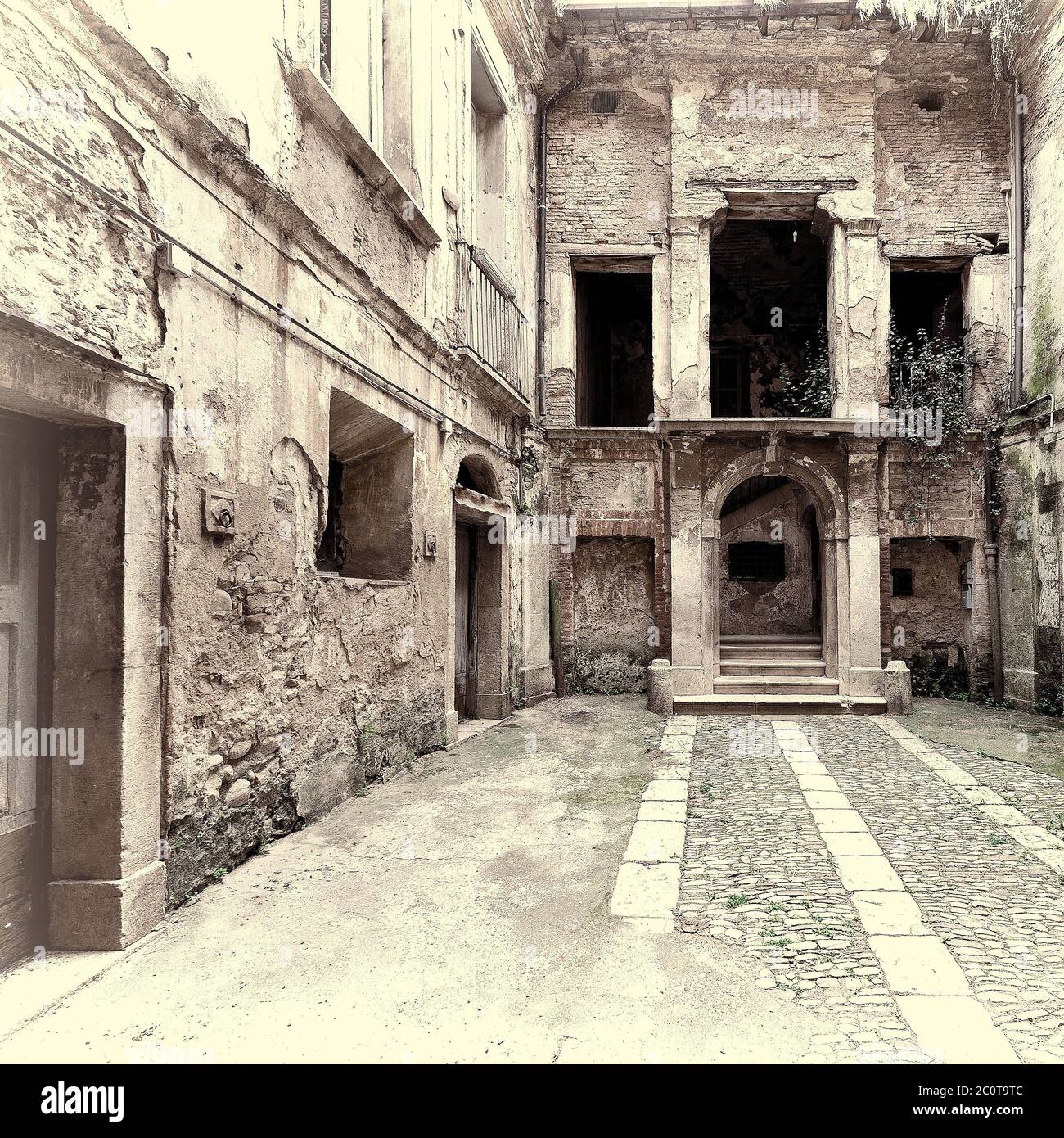 Dilapidated courtyard hi-res stock photography and images - Alamy