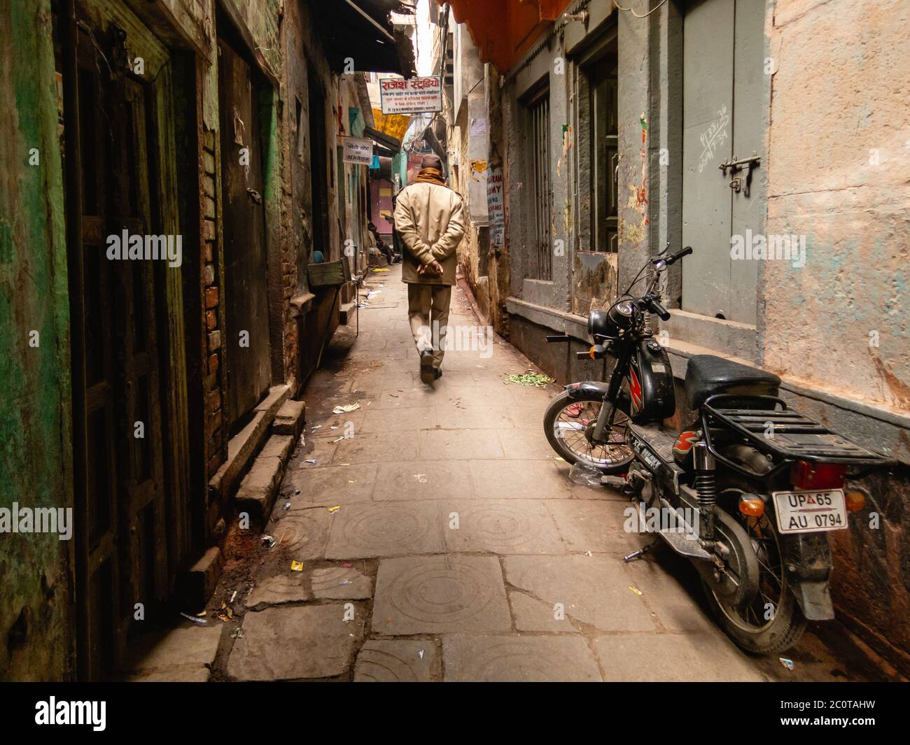 Varanasi, Uttar Pradesh, India - February 2015: A narrow cobbled alley ...