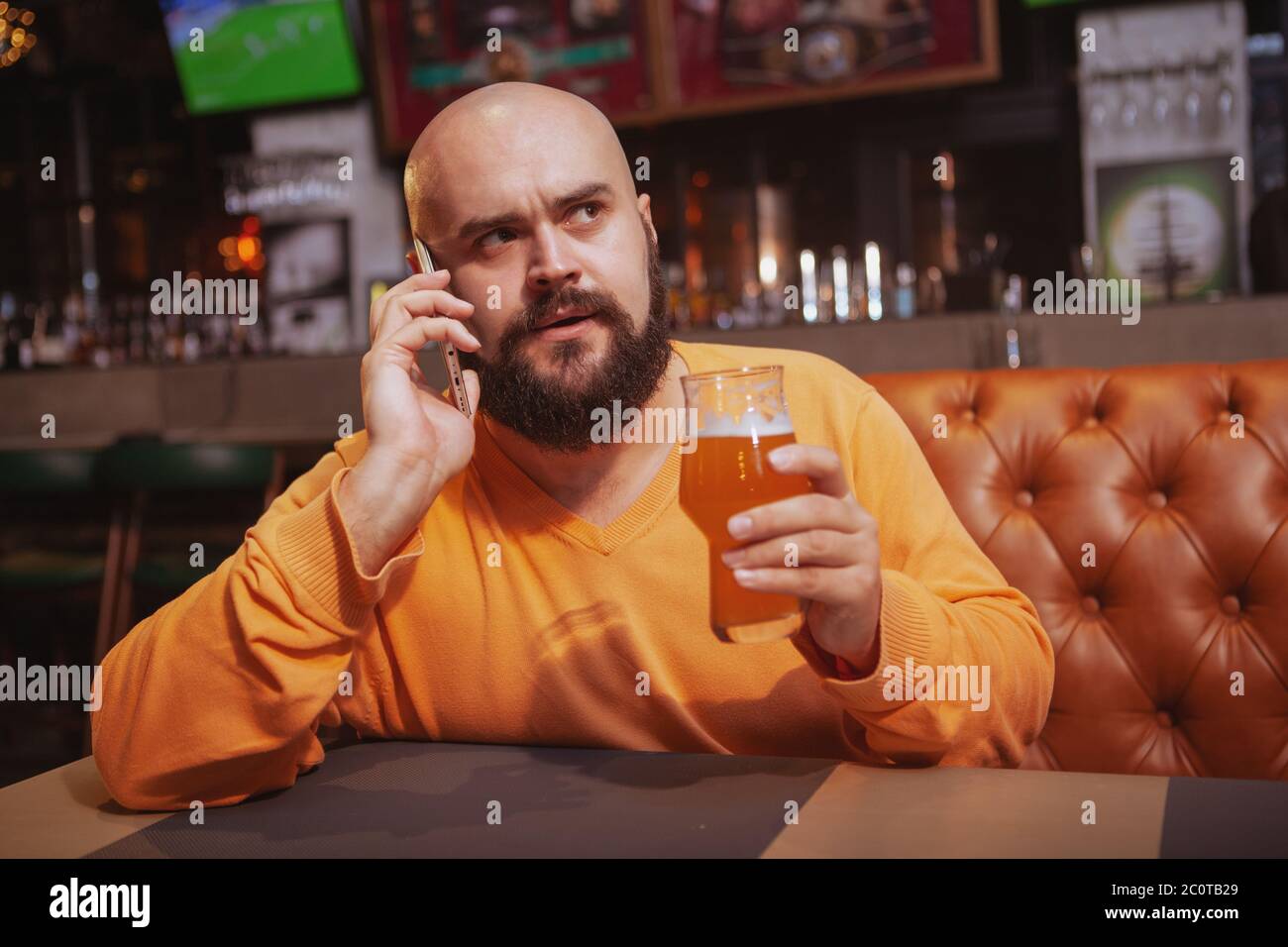 Fat man drinking beer hi-res stock photography and images - Alamy