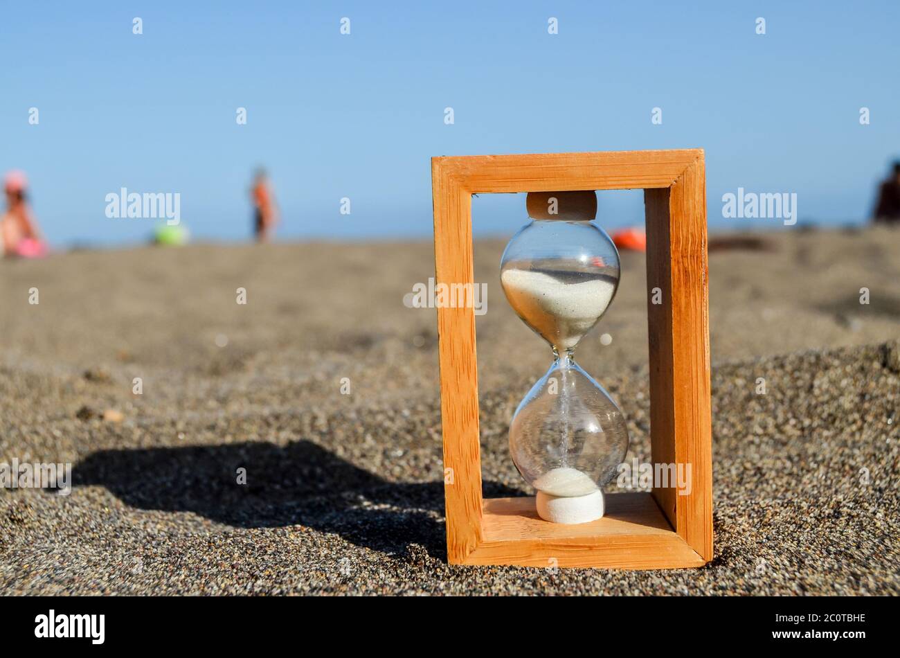 Hourglass clock on sand beach hi-res stock photography and images - Alamy