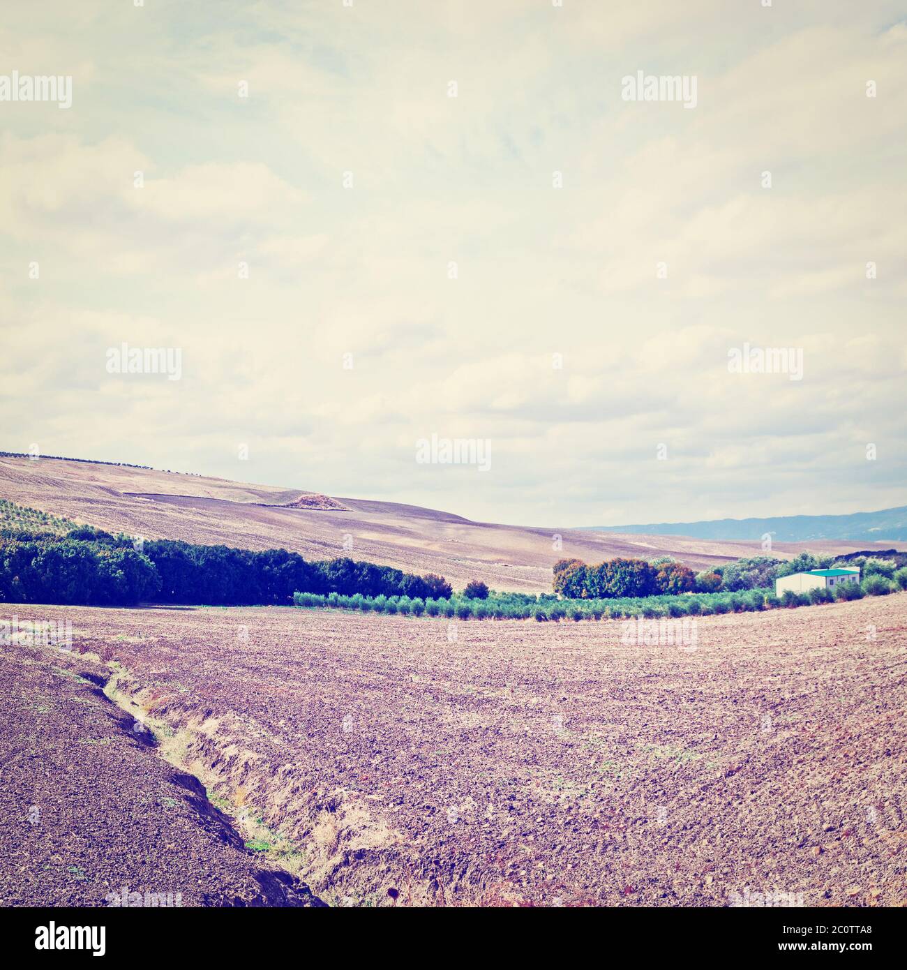 Sloping arable land hi-res stock photography and images - Alamy