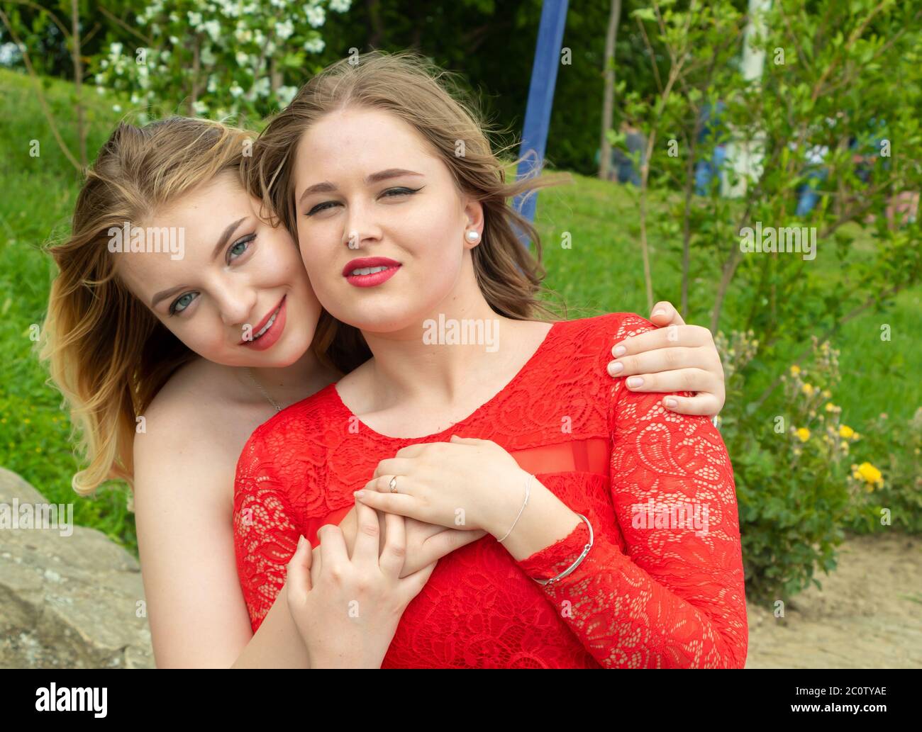 Teen sisters and hugging hi-res stock photography and images - Alamy
