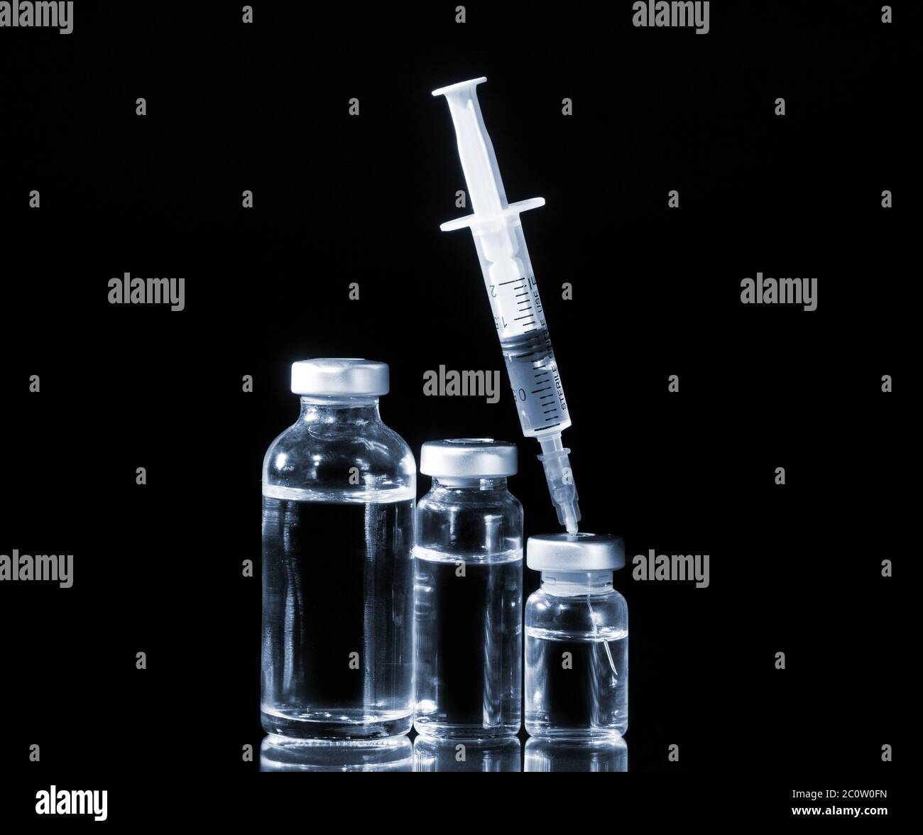 Glass Medicine Vials and Syringe Stock Photo - Alamy