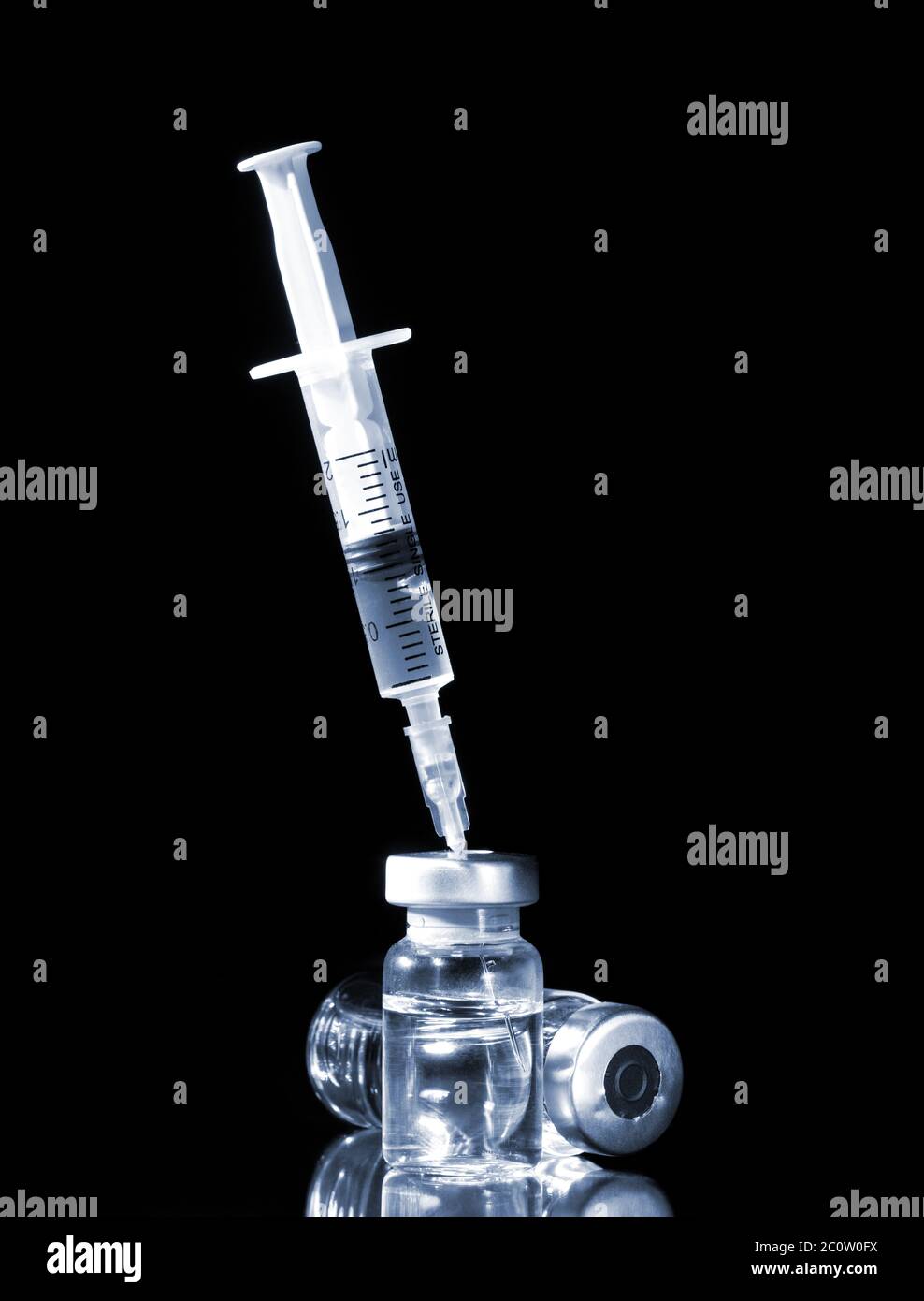 Glass Medicine Vials and Syringe Stock Photo - Alamy