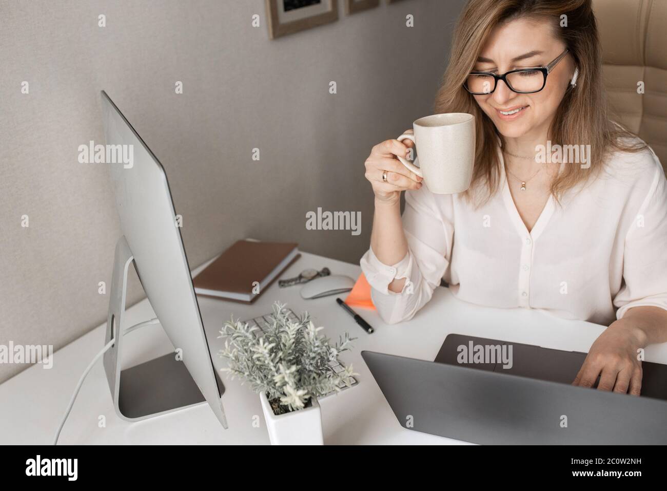 Multiple home computers hi-res stock photography and images - Alamy