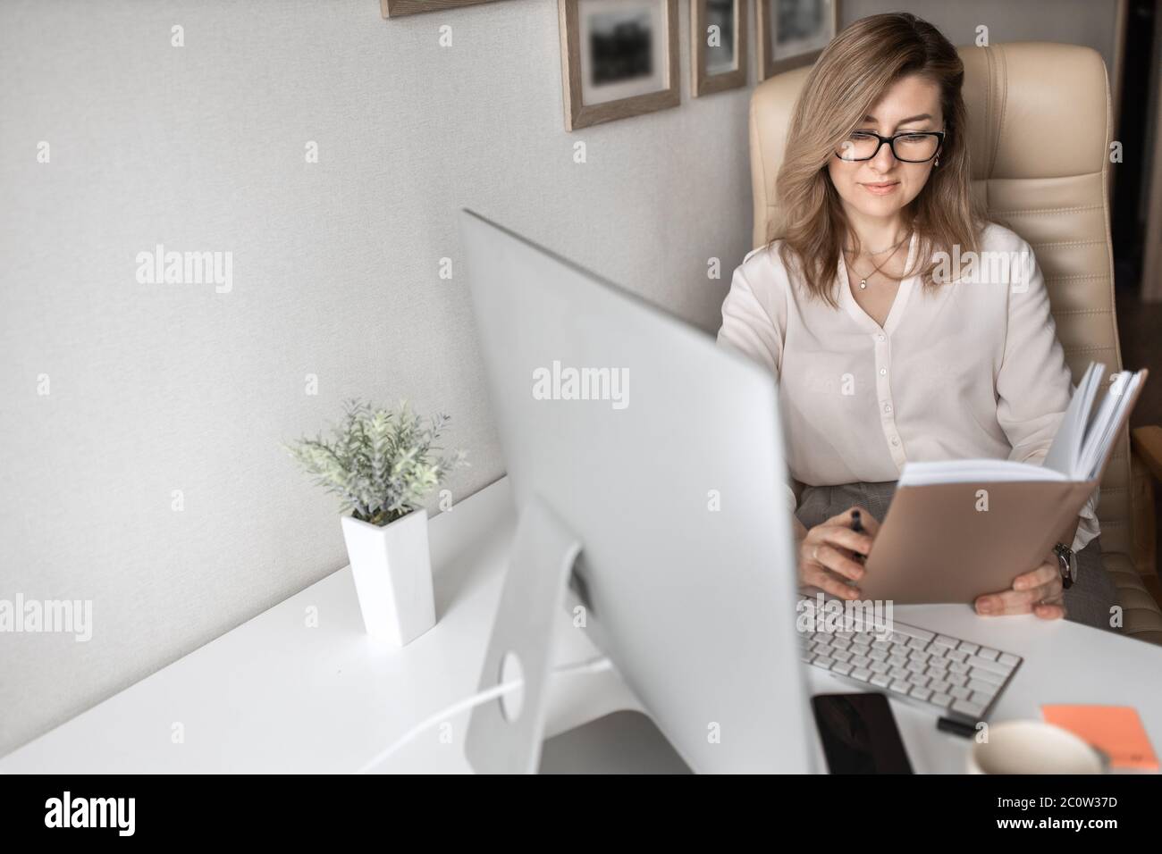 Lady business video conference screen hi-res stock photography and ...