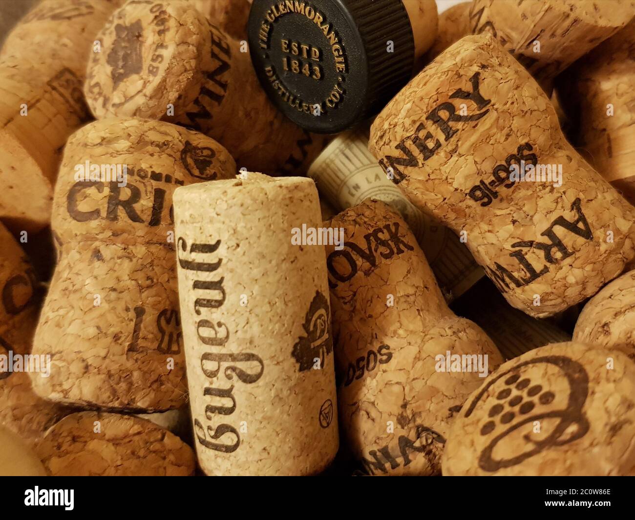 Closeup of old wine corks texture. Pile of various wine bottle corks ...