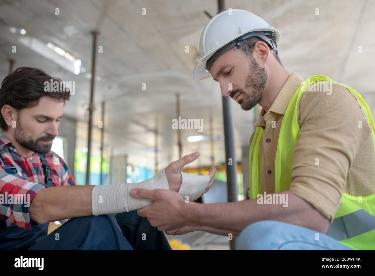 Injured construction worker hi-res stock photography and images - Alamy