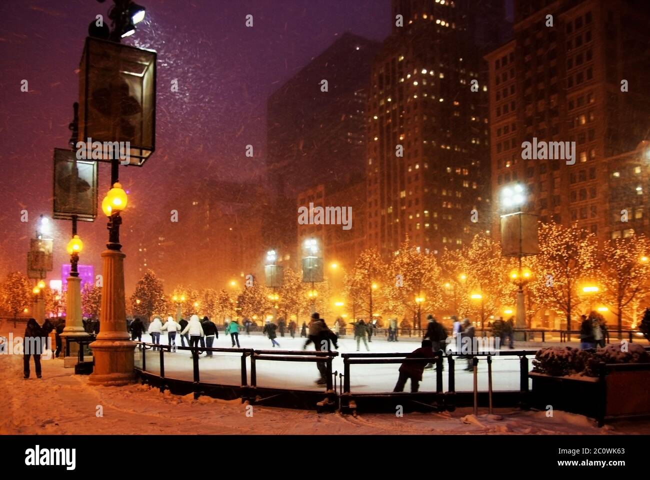 Chicago millennium park ice rink hi-res stock photography and images ...