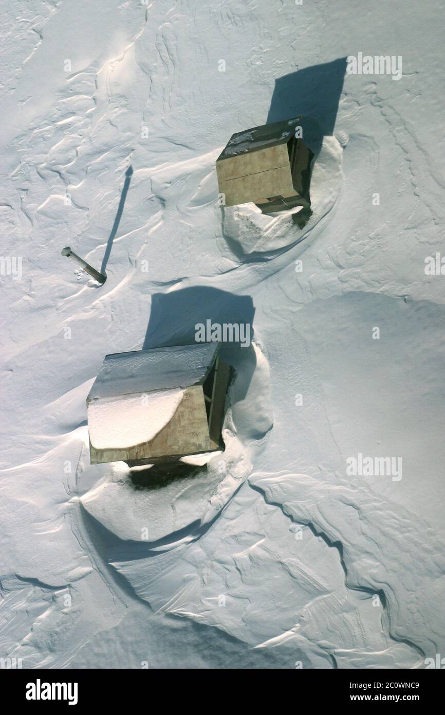 Snow roof house top covered hi-res stock photography and images - Alamy