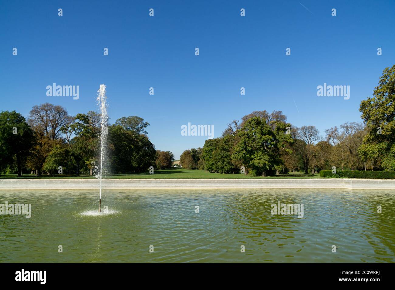 Circular spring water fountain hi-res stock photography and images - Alamy
