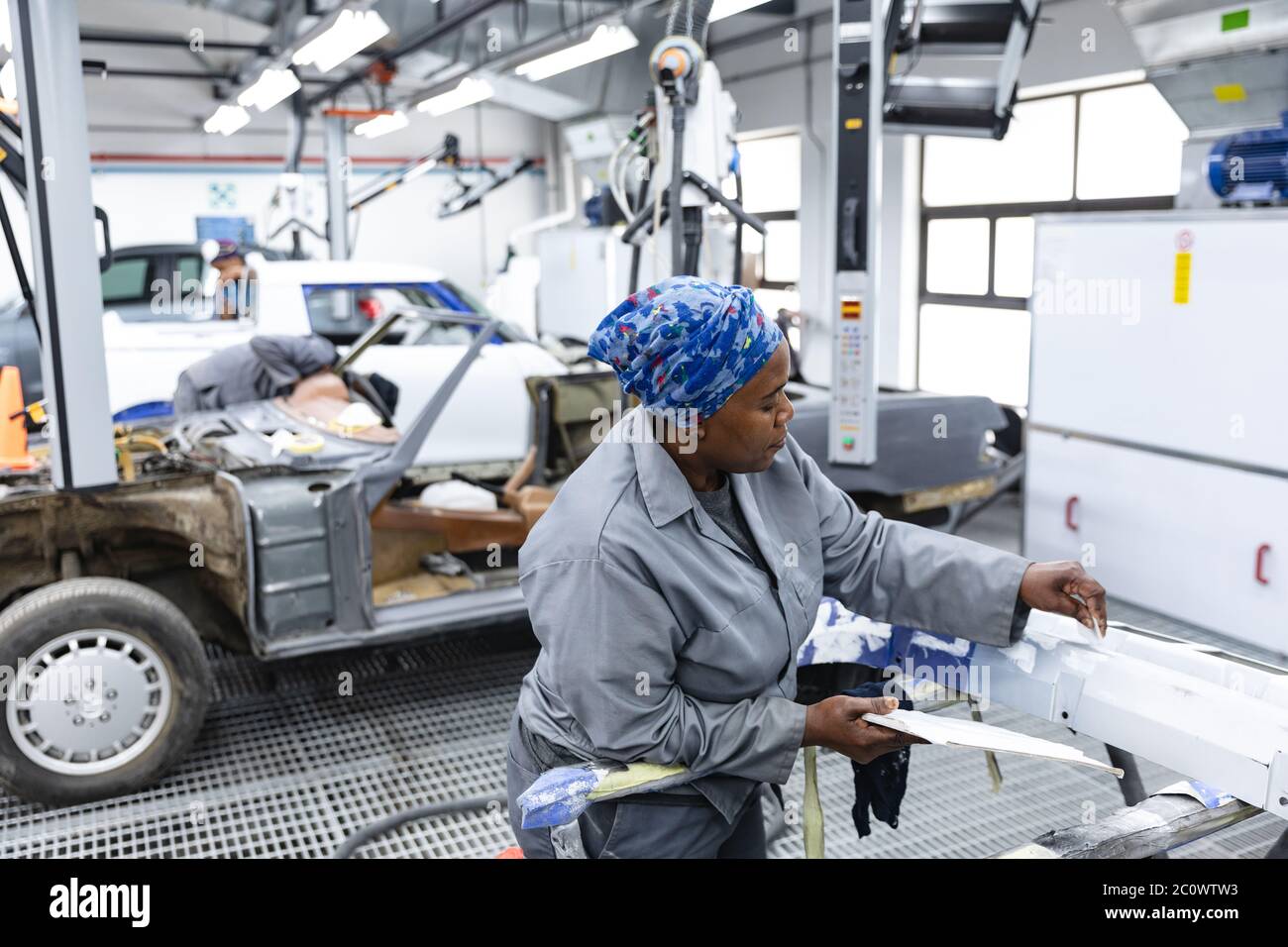 African American mechanic woman working Stock Photo - Alamy
