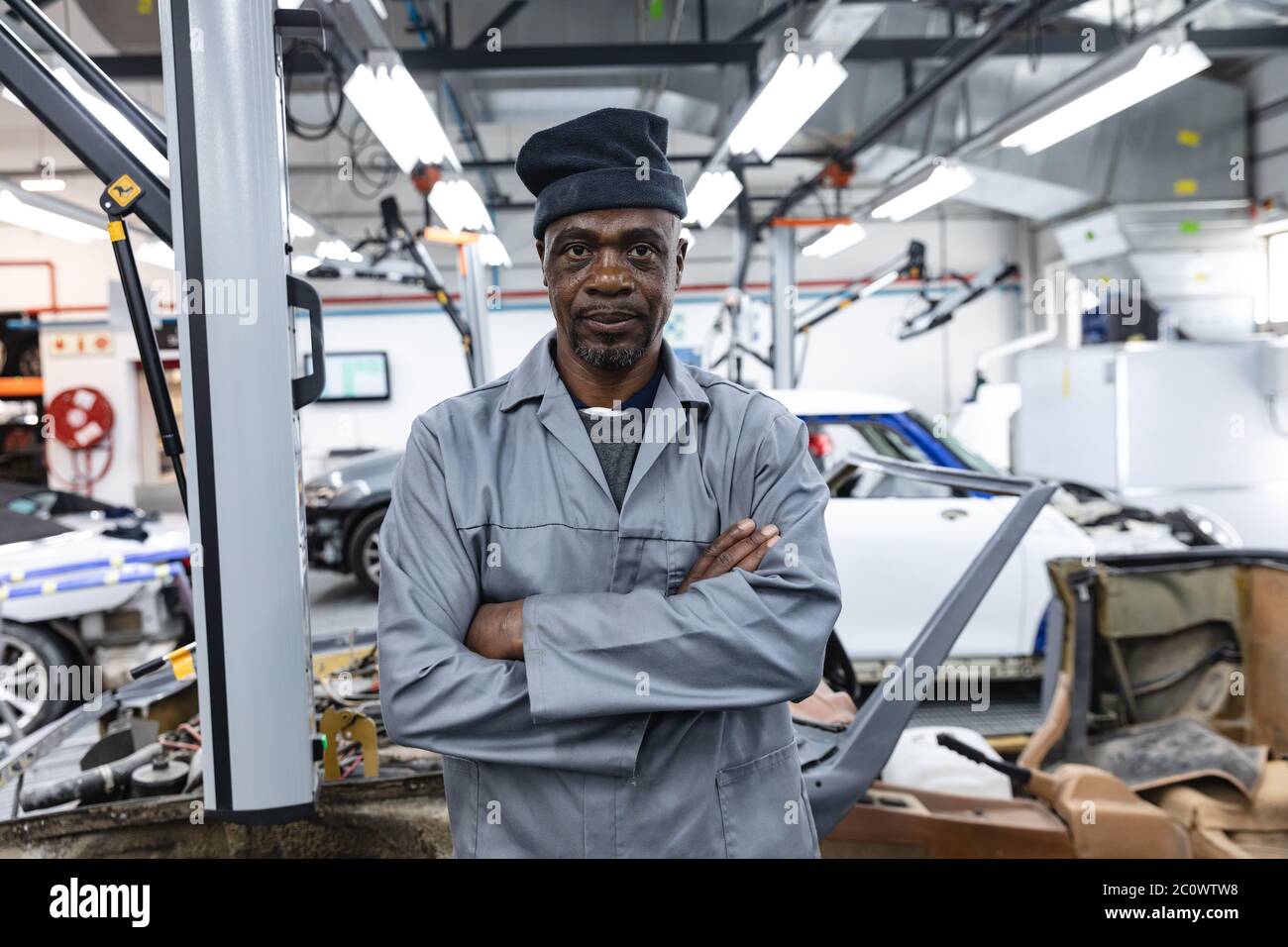 Portrait of an African American mechanic man Stock Photo - Alamy