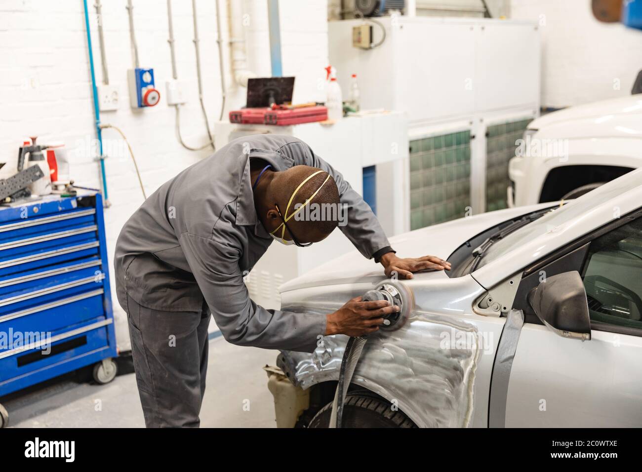 African American mechanic man sanding a car Stock Photo - Alamy