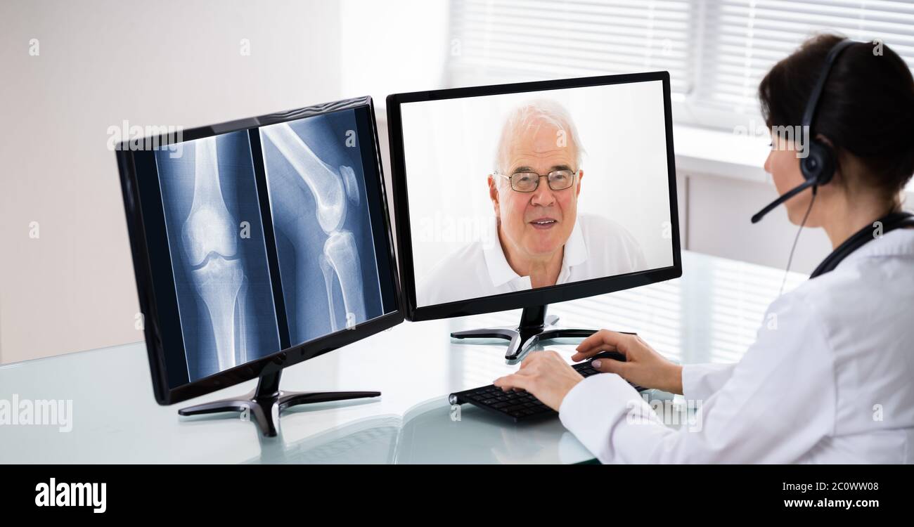 Female patient and doctor chat hi-res stock photography and images - Alamy