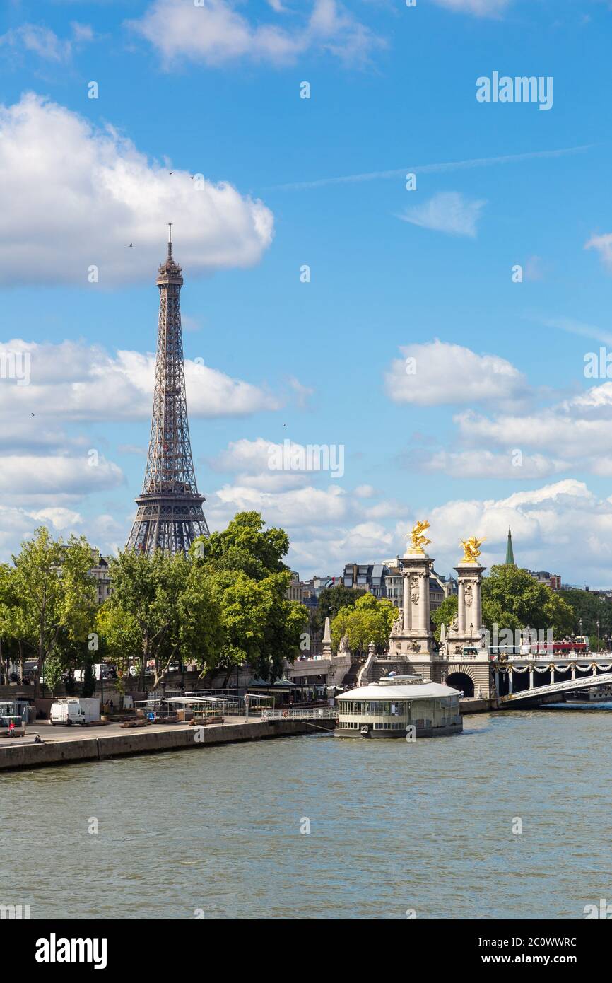 Bridge sculpture with eiffel tower hi-res stock photography and images ...
