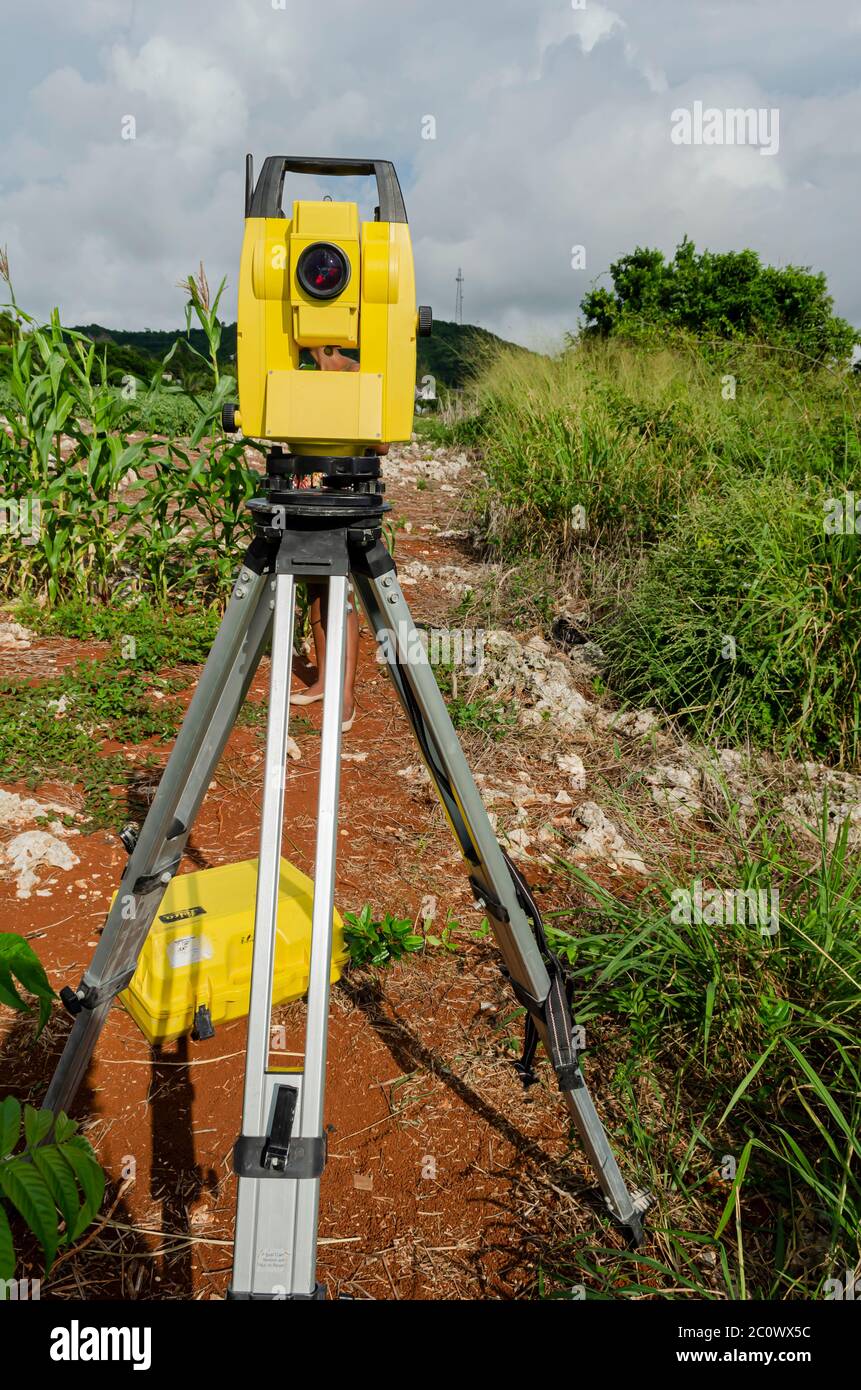 Theodolite tripod hi-res stock photography and images - Alamy