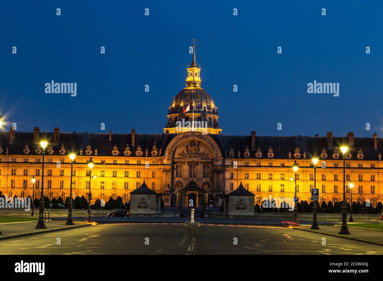 Les invalides grass hi-res stock photography and images - Alamy