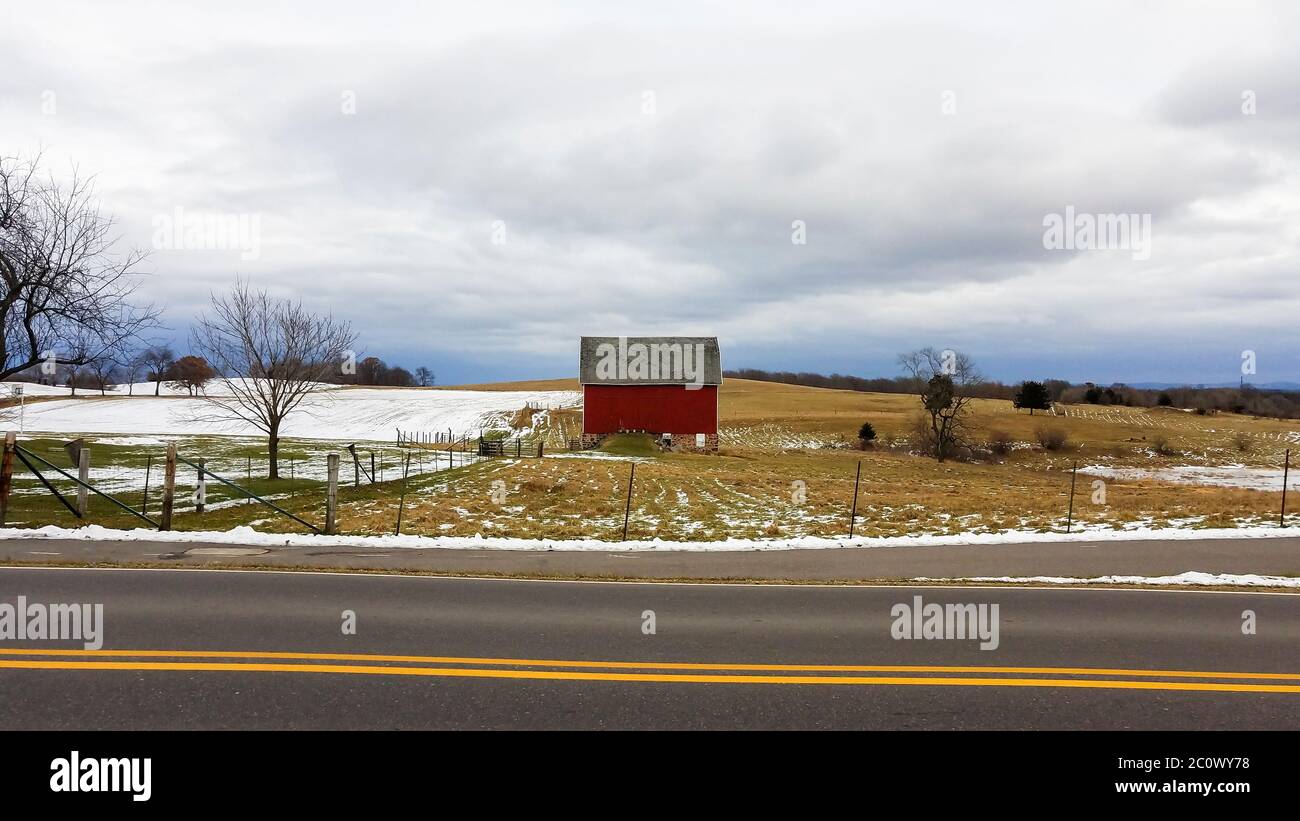 Cows and red barn hi-res stock photography and images - Alamy