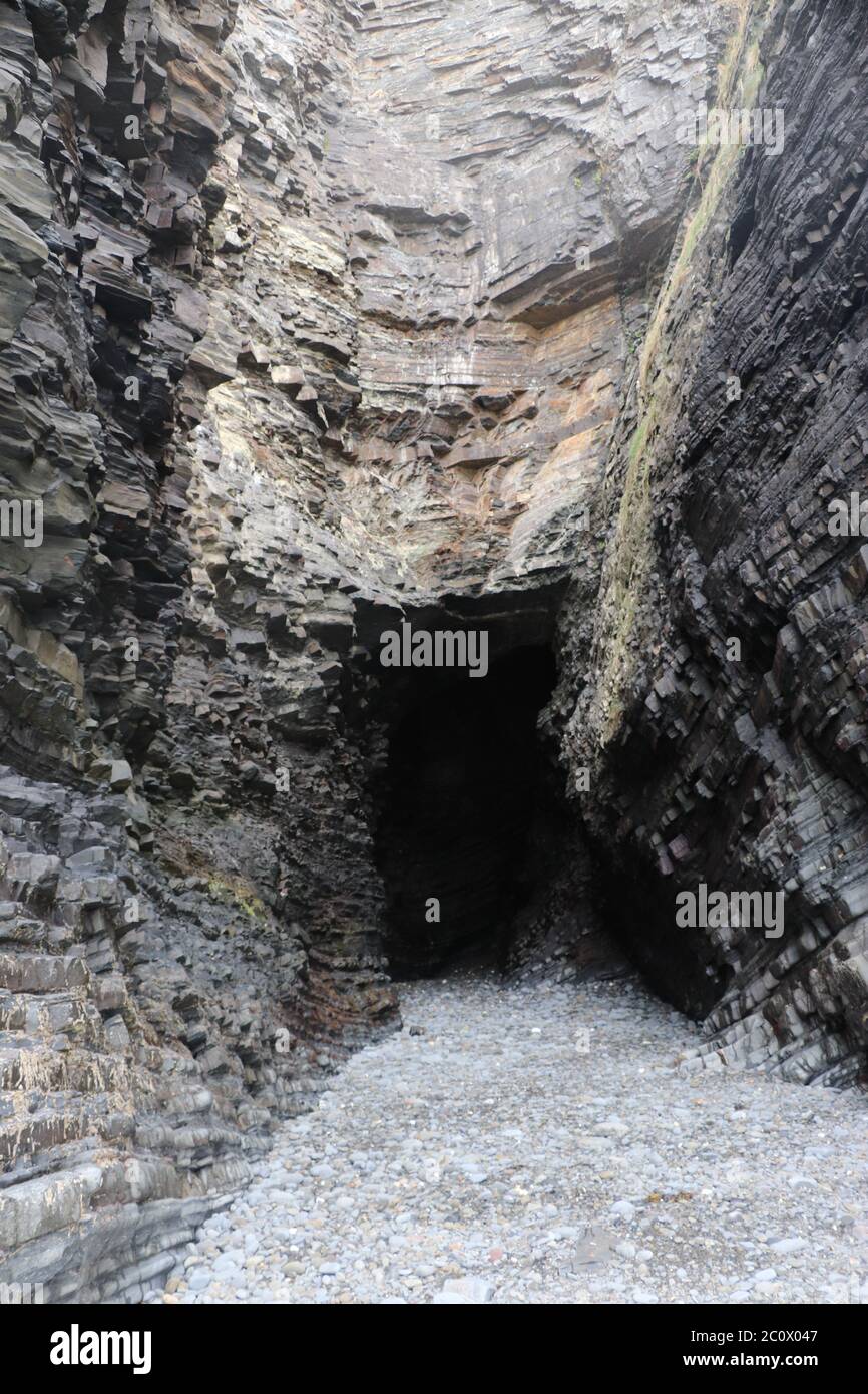 Dark cave entrance hi-res stock photography and images - Alamy