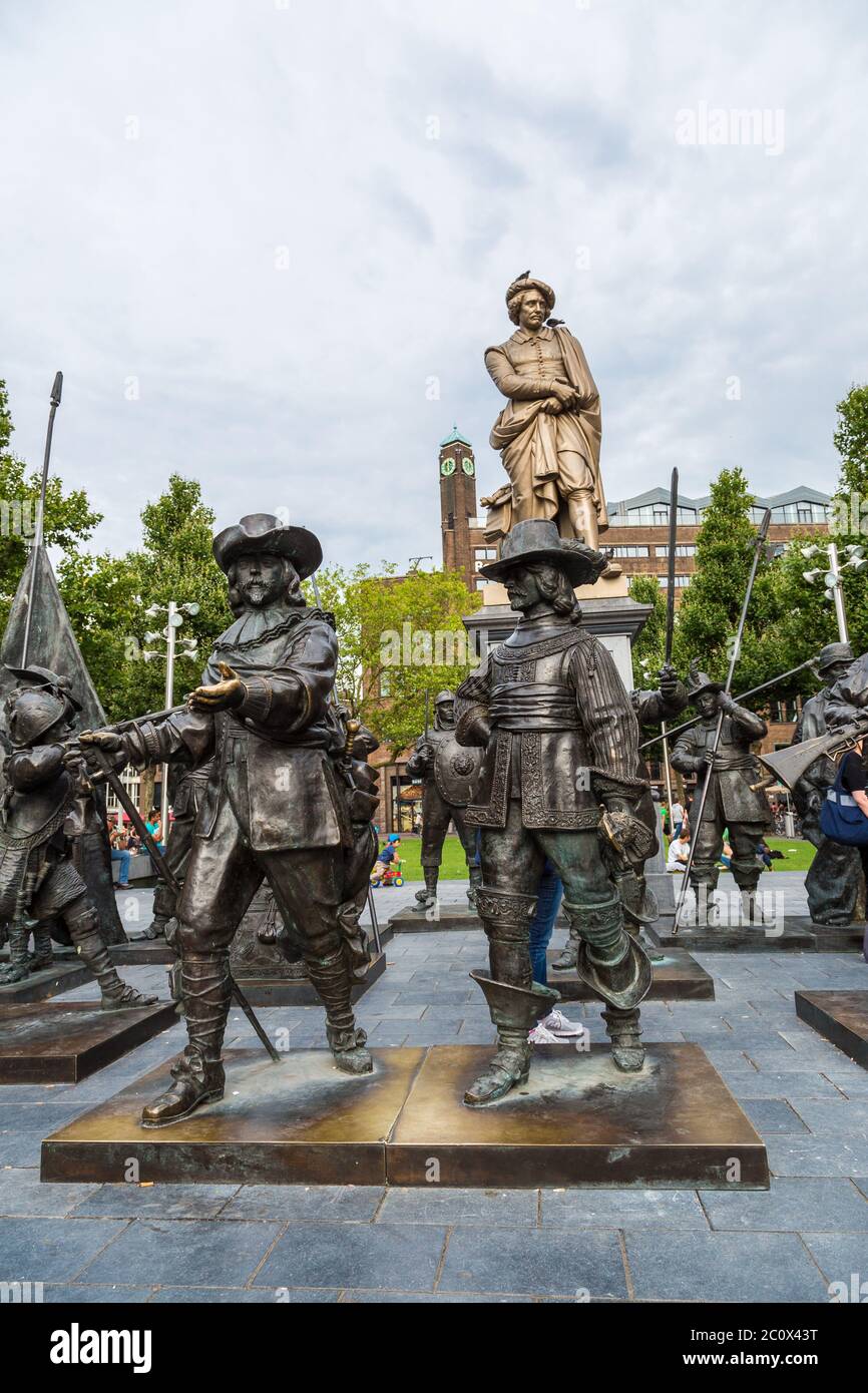 Rembrandt statue on Rembrandtplein in Amsterdam Stock Photo - Alamy