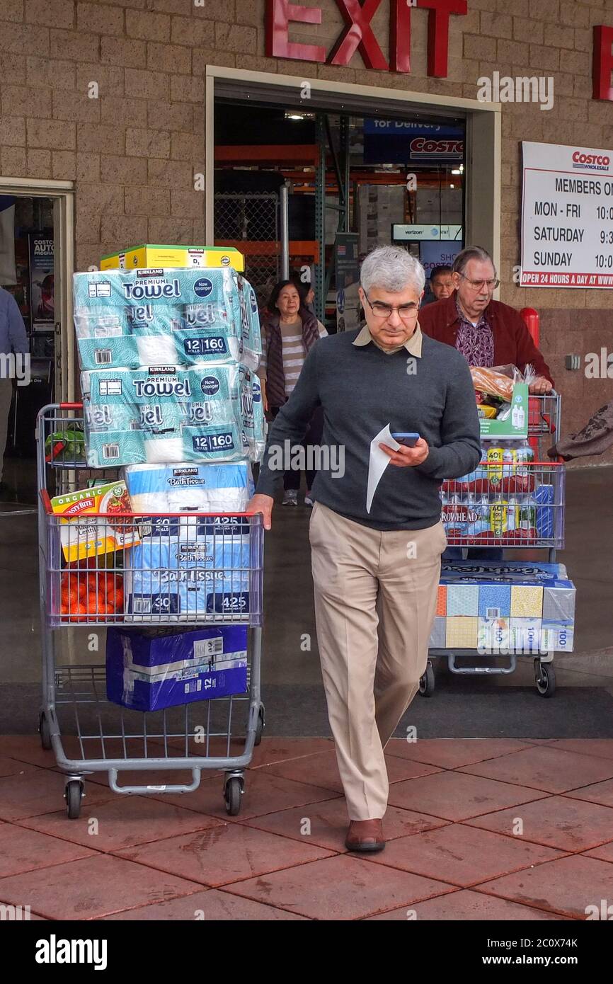 Costco shoppers toilet paper hi-res stock photography and images - Alamy