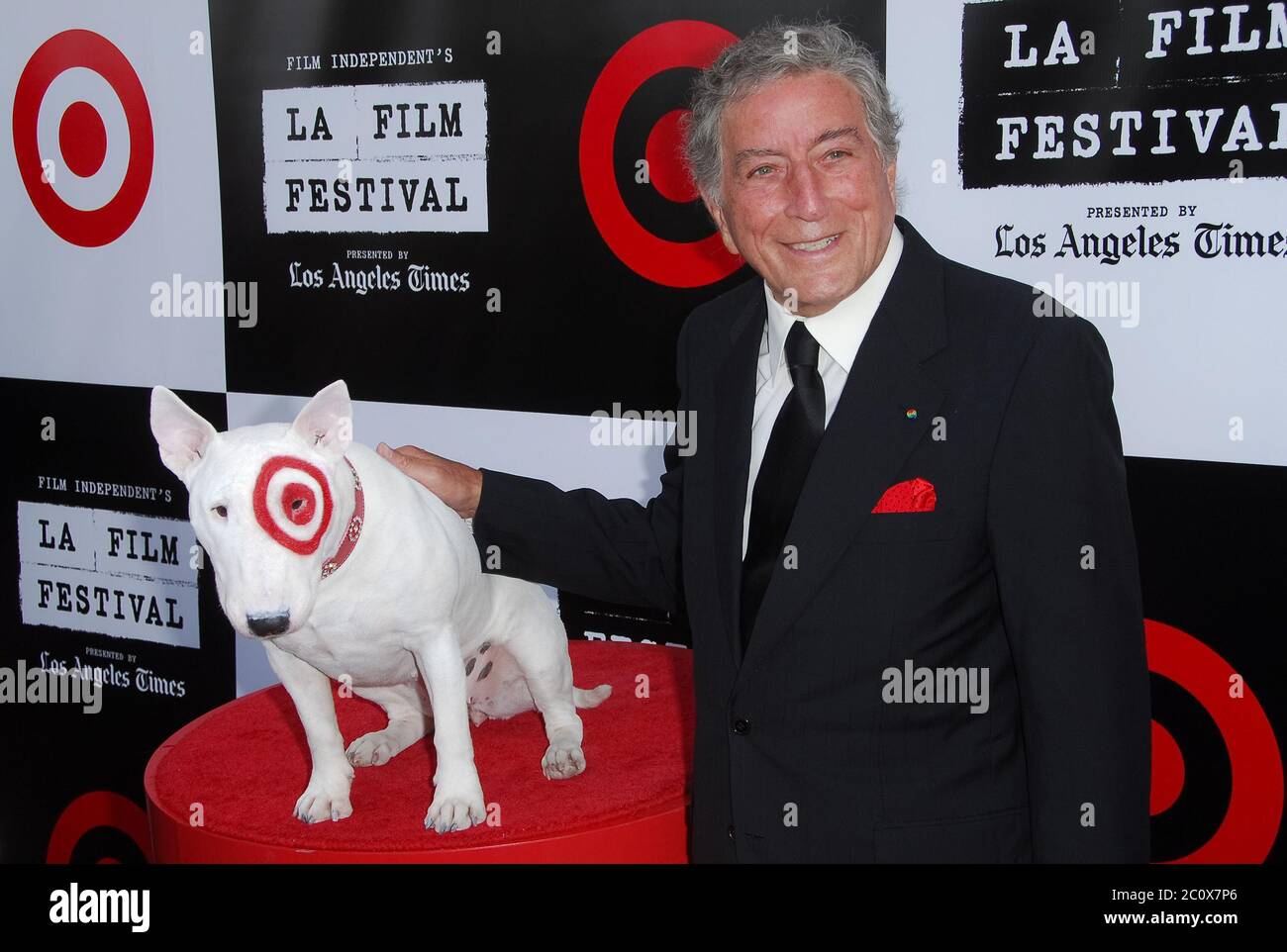 Tony bennett with the bullseye target dog hi-res stock photography and ...