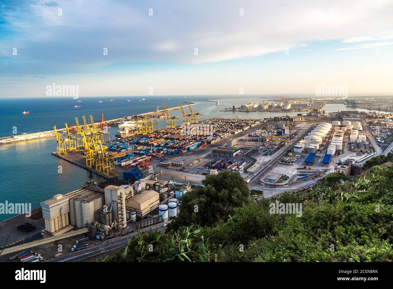 Ship in barcelona container port hi-res stock photography and images ...