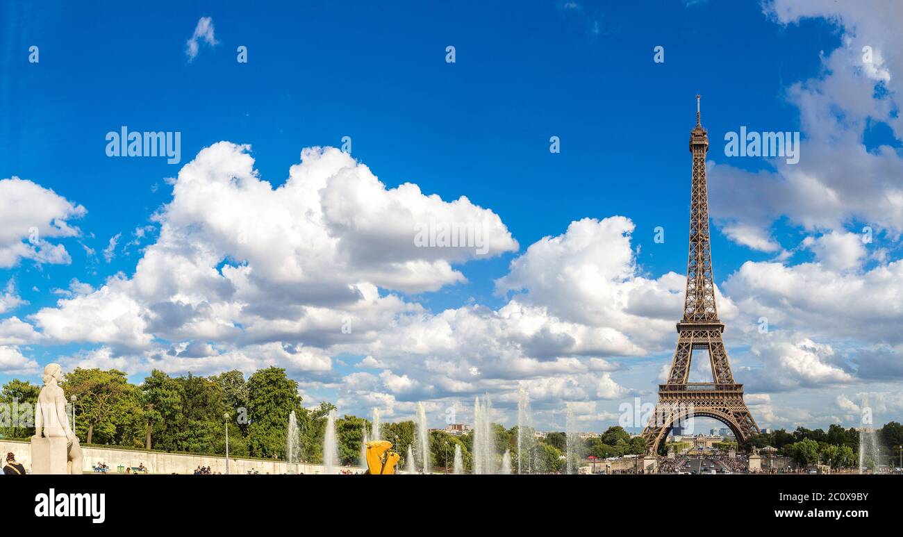 Panoramic eiffel tower hi-res stock photography and images - Alamy