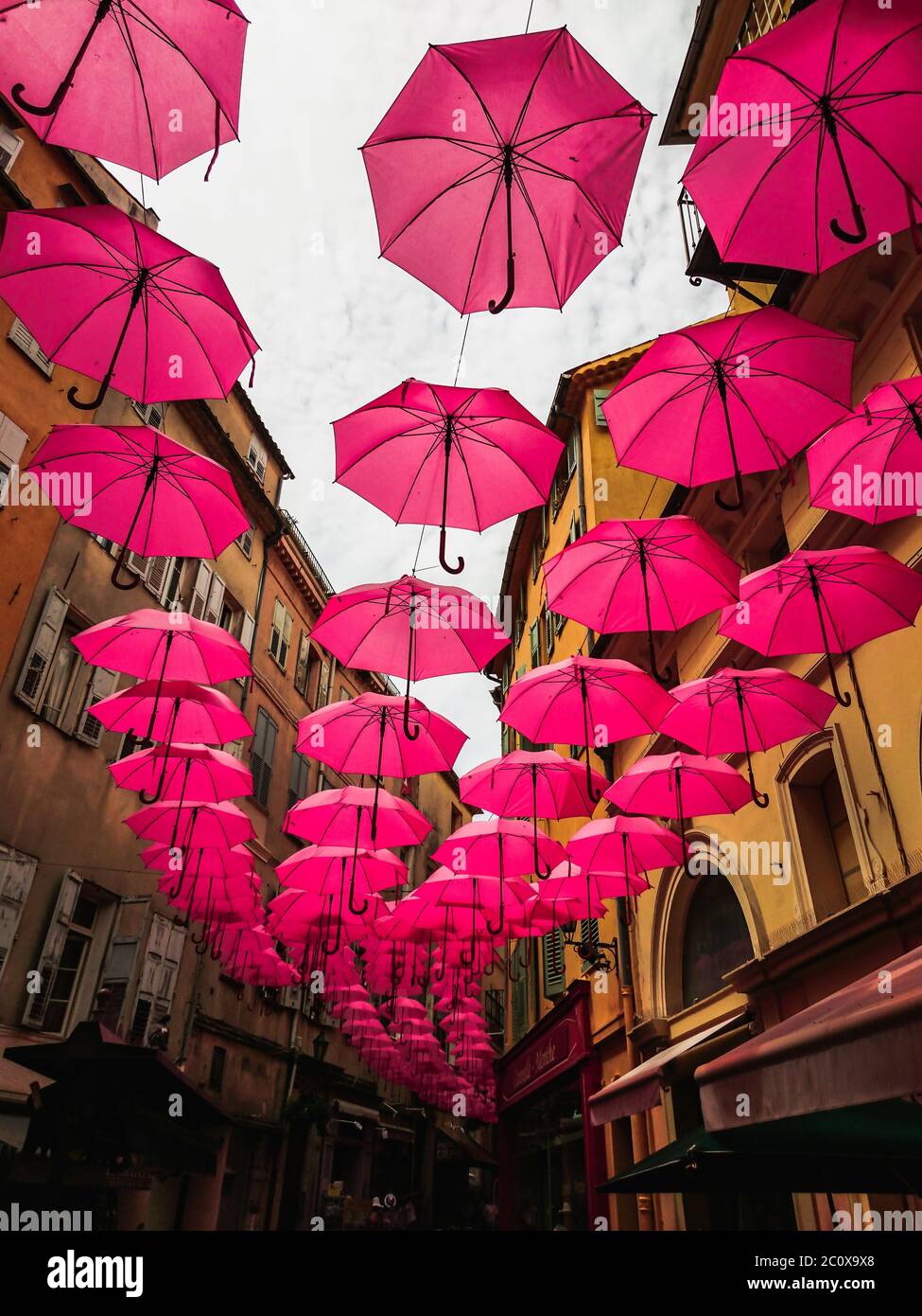 Pink umbrellas hi-res stock photography and images - Alamy