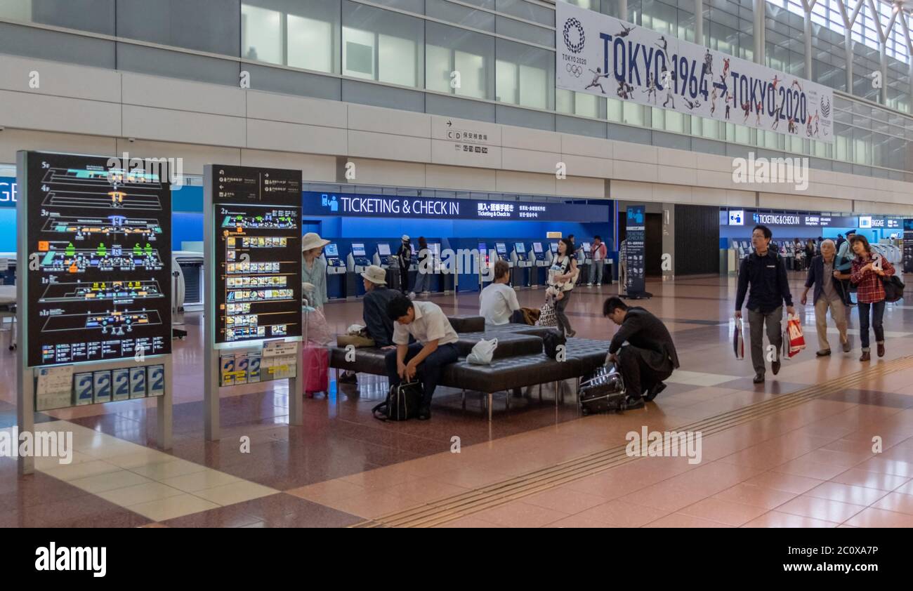 Passengers at the Haneda International Airport departure terminal ...