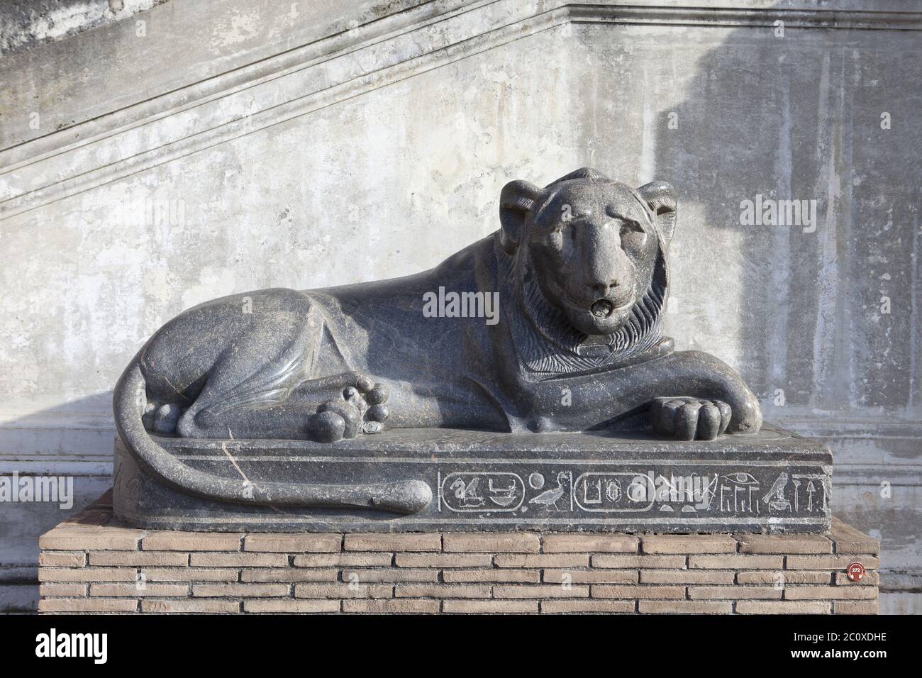 Egyptian lion statue hi-res stock photography and images - Alamy