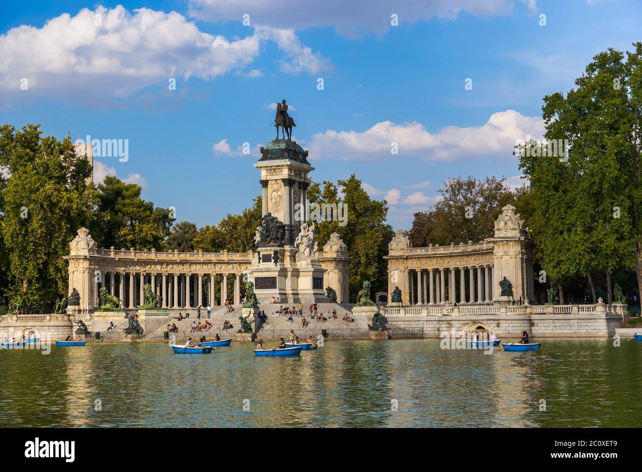 Retiro park spain boat hi-res stock photography and images - Alamy