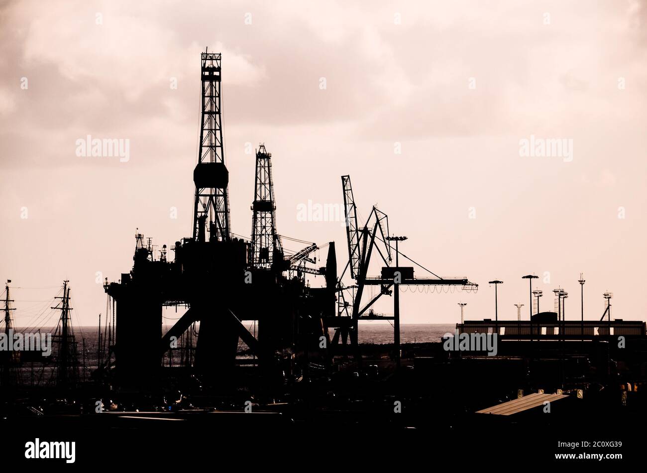 Oil Drilling Rig Silhouette Stock Photo - Alamy