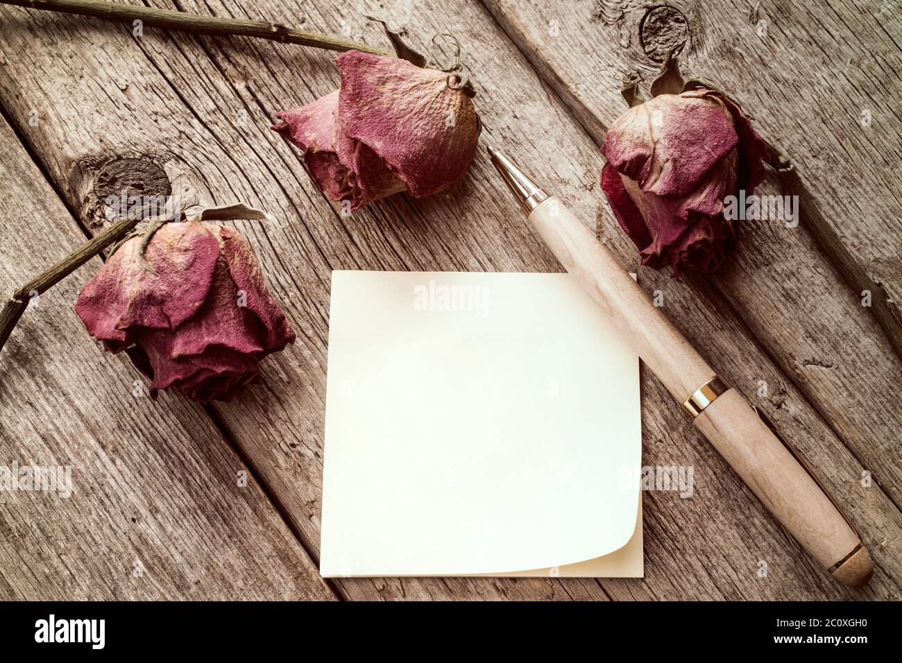 Old roses and blank sticky note Stock Photo - Alamy