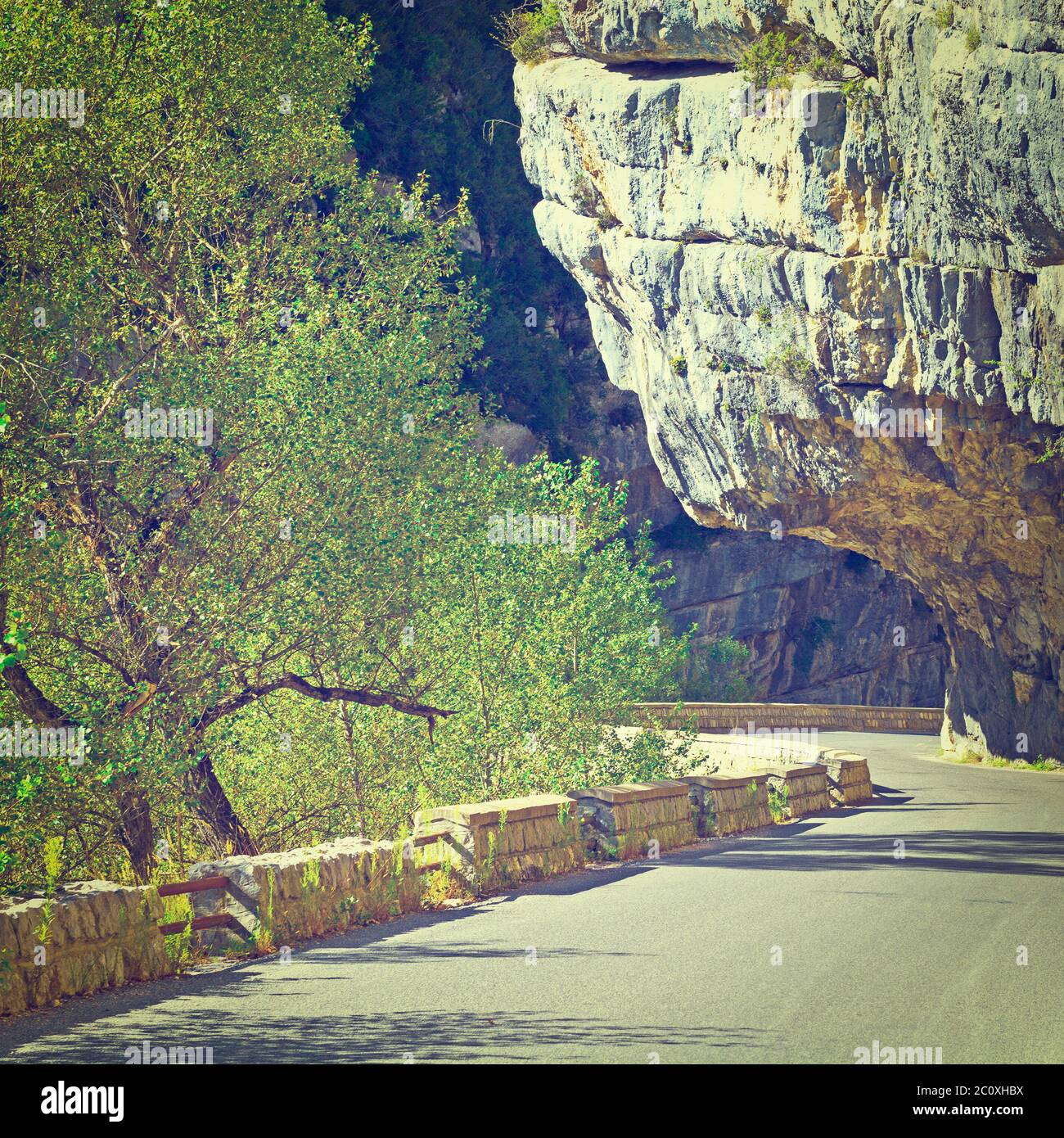 Roadside cliff hi-res stock photography and images - Alamy