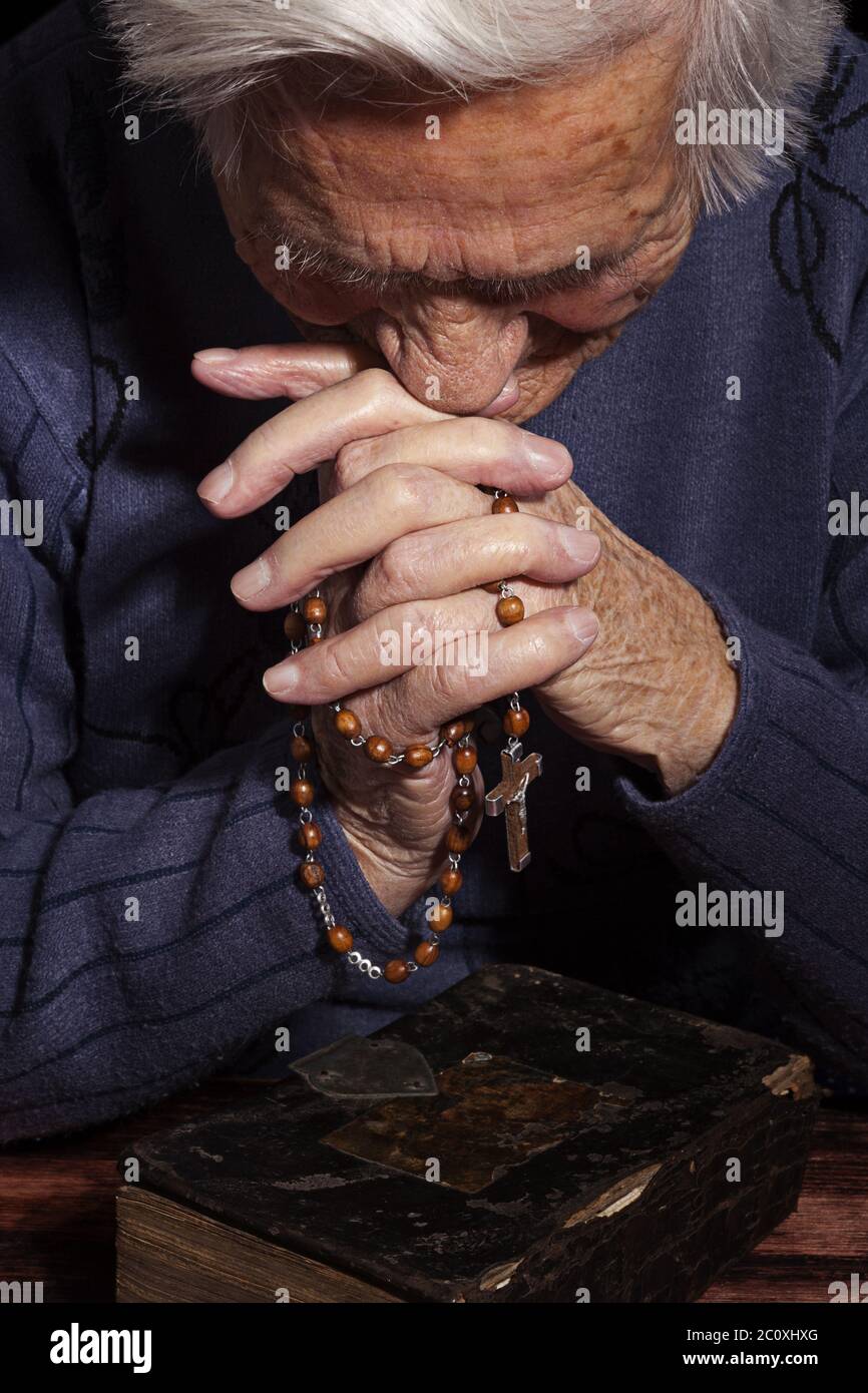 Senior woman bible praying hi-res stock photography and images - Alamy