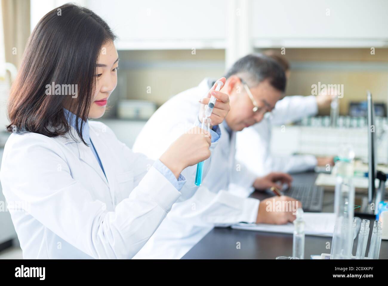 people doing chemical experiment in modern lab Stock Photo - Alamy
