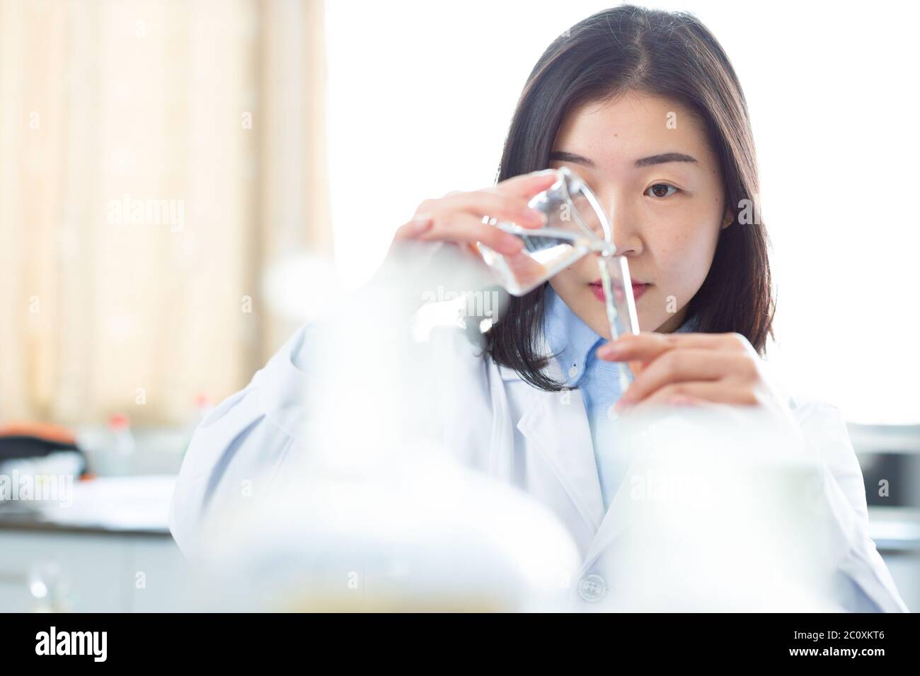 beautiful girl do chemical experiment Stock Photo - Alamy