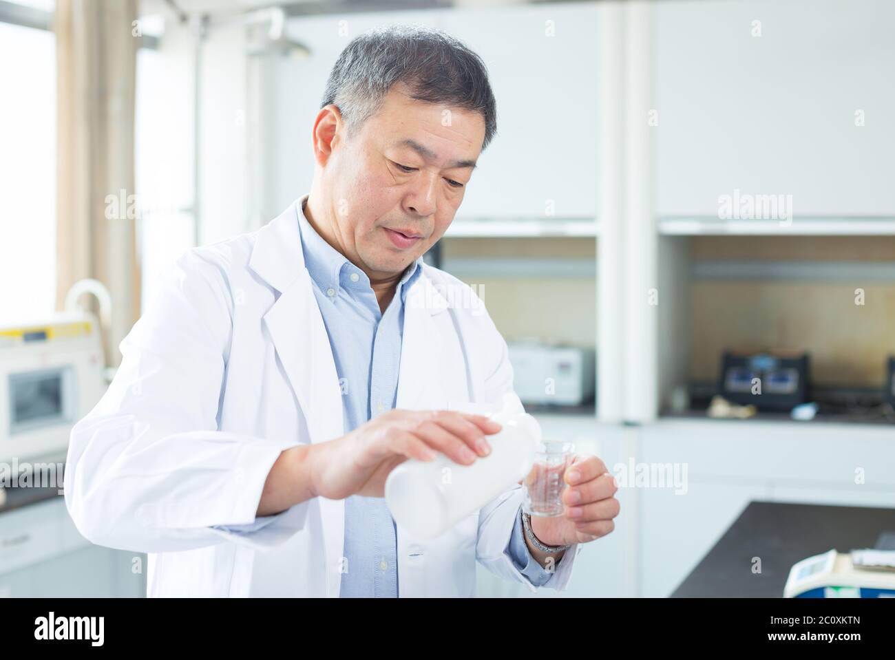 man doing chemical experiment Stock Photo - Alamy