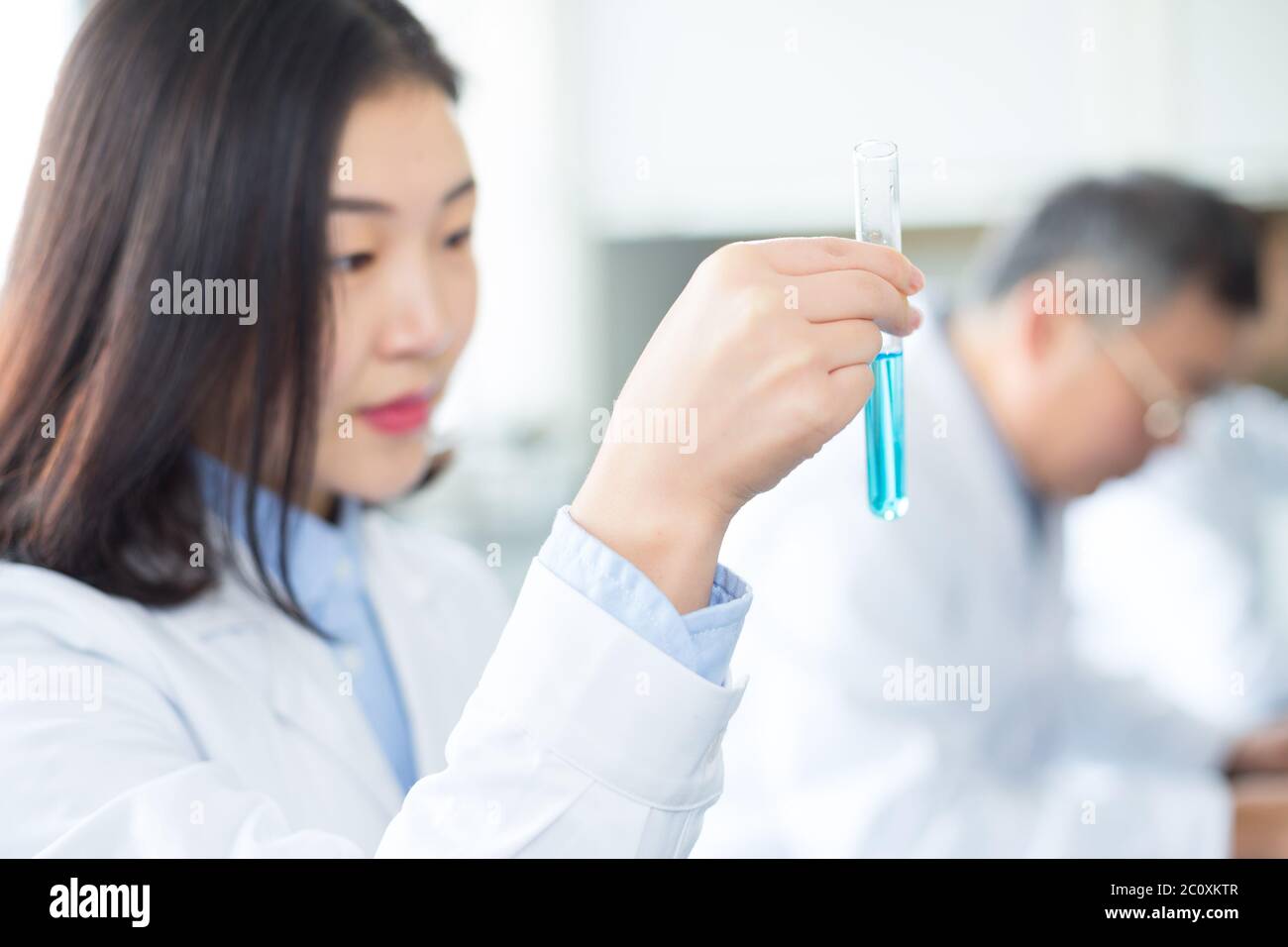 people doing chemical experiment in modern lab Stock Photo - Alamy