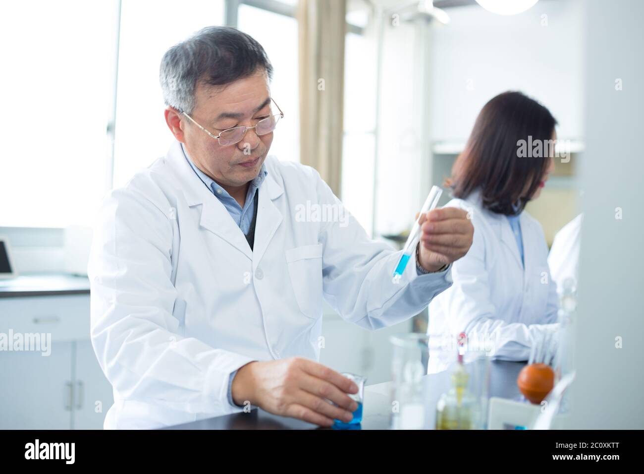 people doing chemical experiment in modern lab Stock Photo - Alamy