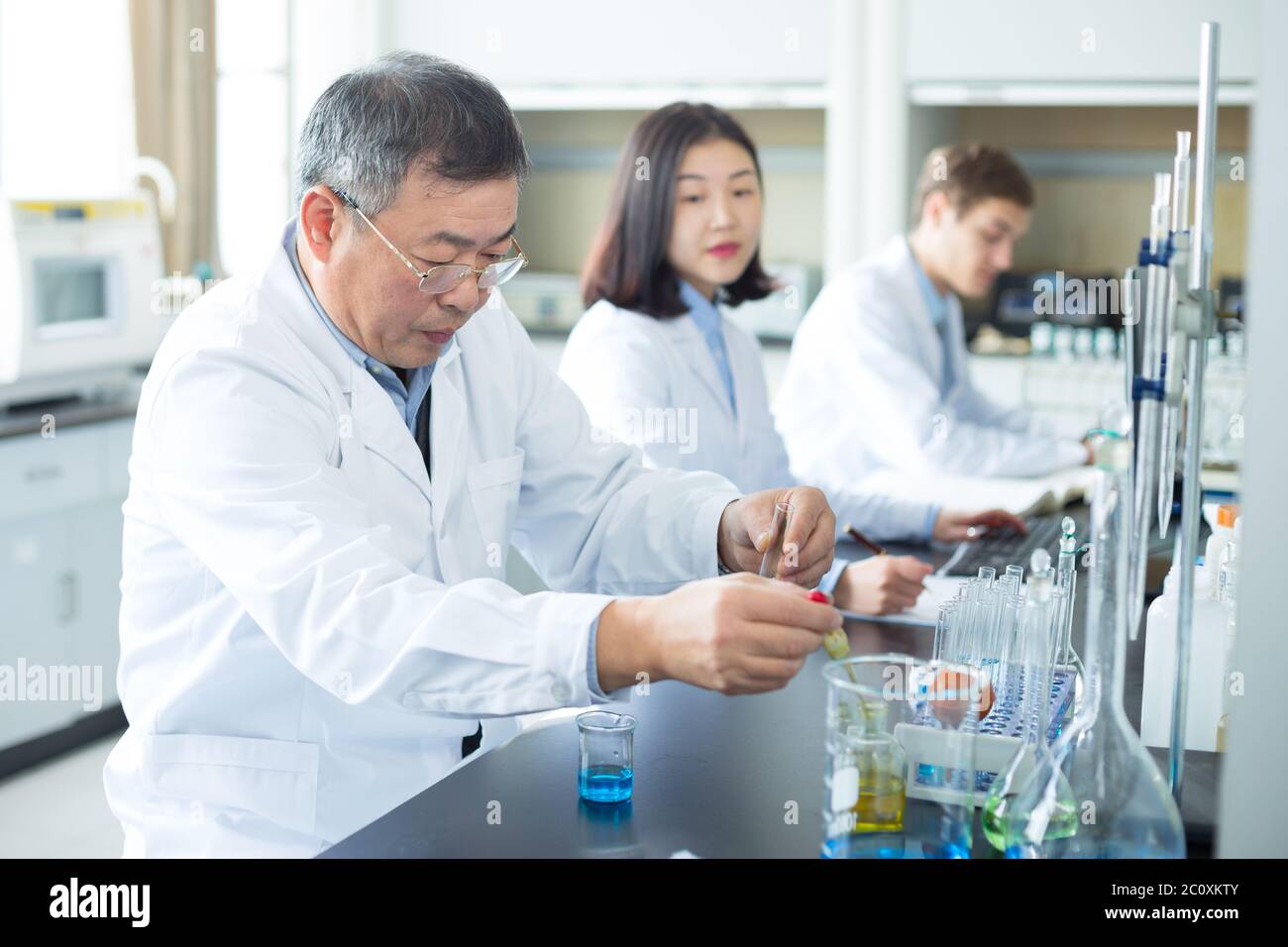 people doing chemical experiment in modern lab Stock Photo - Alamy