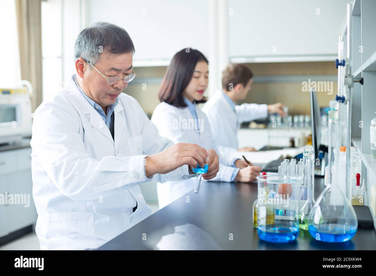 Experiment microscope hi-res stock photography and images - Alamy