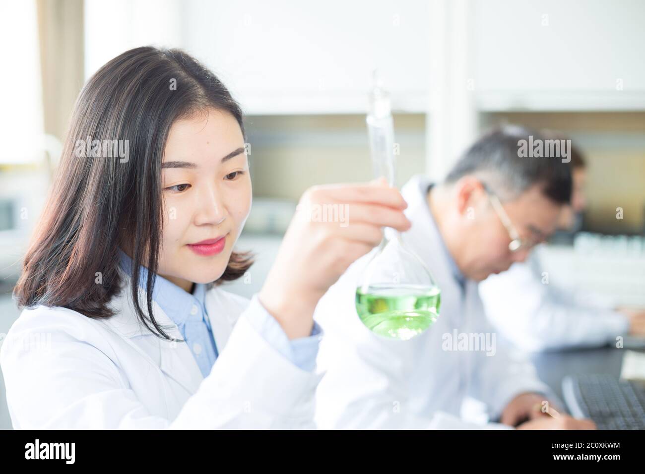 people doing chemical experiment in modern lab Stock Photo - Alamy
