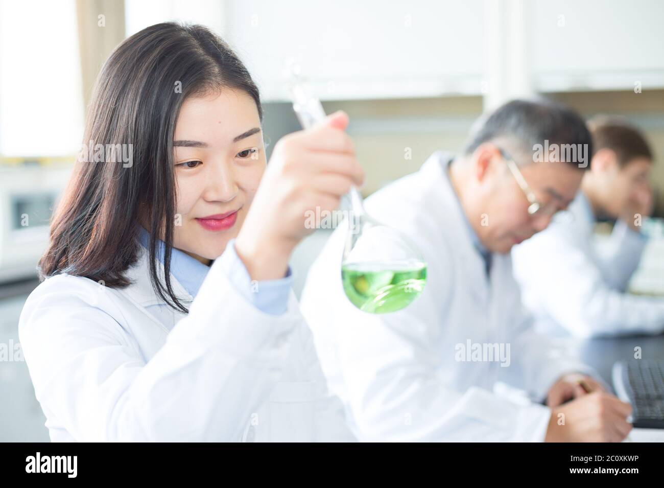 people doing chemical experiment in modern lab Stock Photo - Alamy