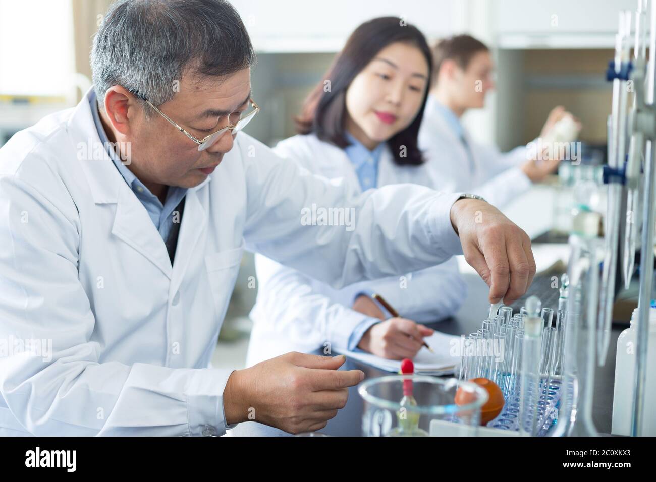 people doing chemical experiment in modern lab Stock Photo - Alamy