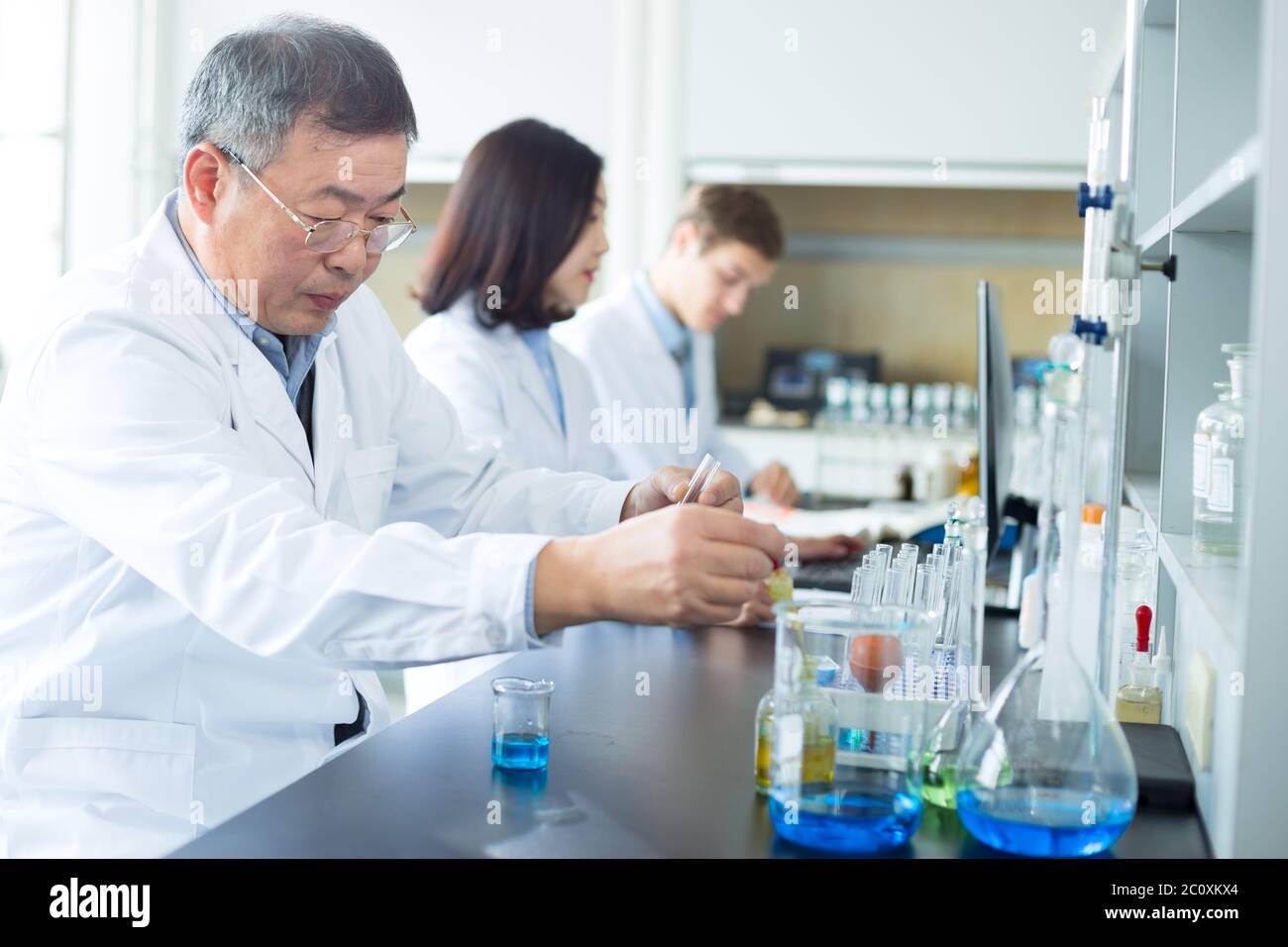 people doing chemical experiment in modern lab Stock Photo - Alamy